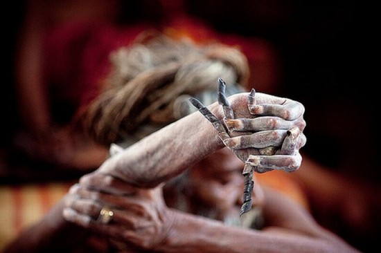 Indian Sadhu Keeps His Arm Raised for 38 Years | The Mary Sue
