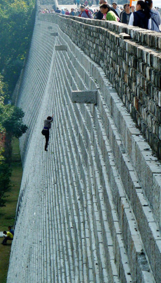 Real life Spider-Woman climbs Chinese castle wall | The Mary Sue