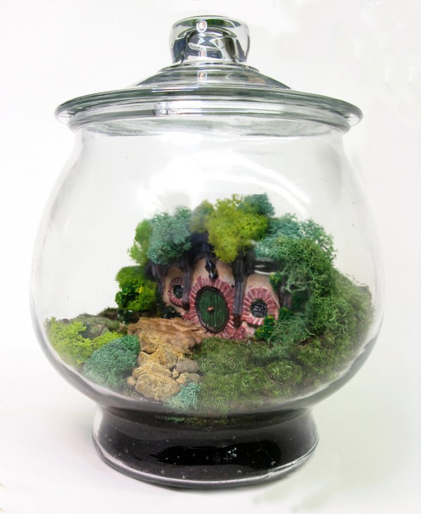 This Bag End Terrarium Looks Like a Nice—But a Bit Cozy—Home for a ...