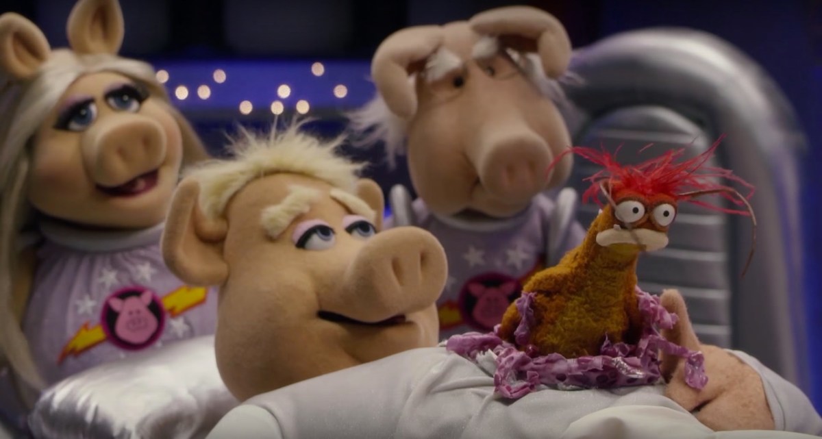 The Muppet Show's "Pigs In Space" Adopt a Baby Xenomorph | The Mary Sue