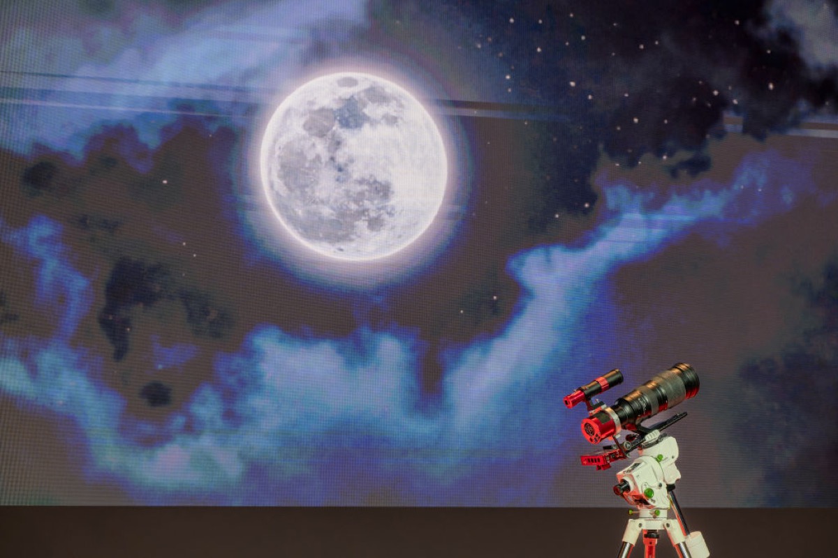 Photograph of Red Moon During Lunar Eclipse | The Mary Sue