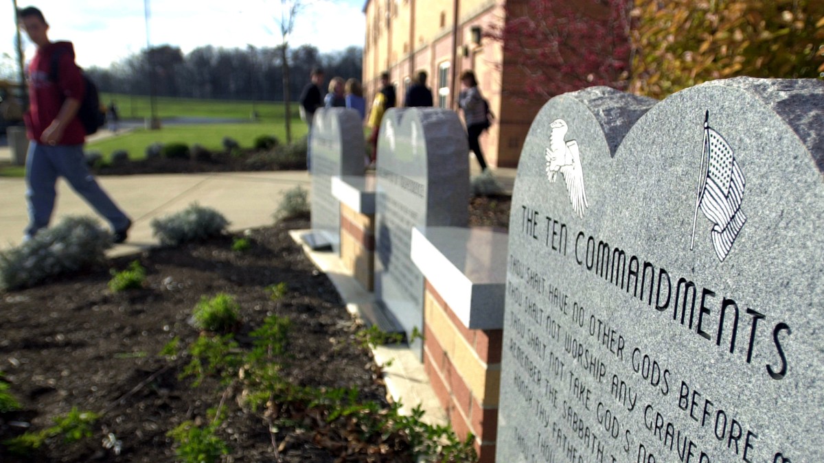 A New Louisiana Law Forces Every Public School To Display the Ten ...