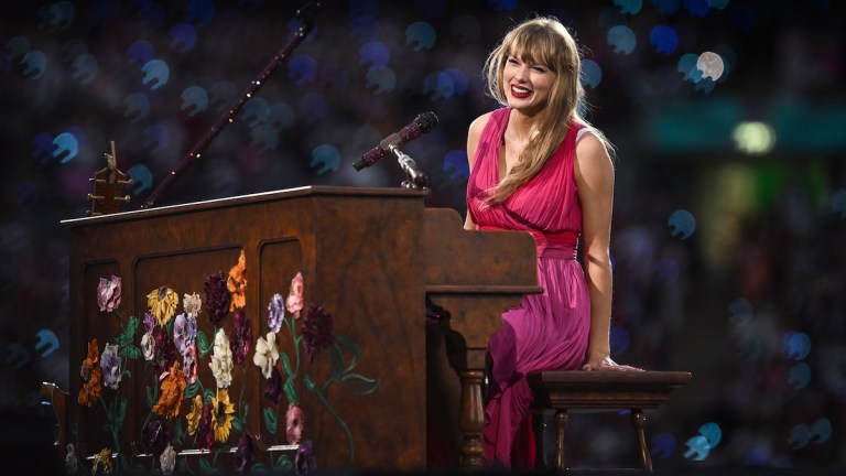 Man Who Can't Just Let Girls Sing Along to Taylor Swift Gets His Dirty ...