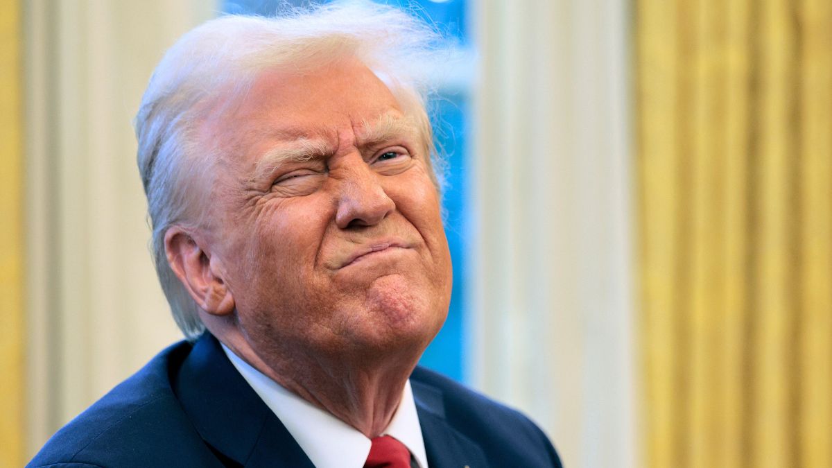 'Deranged Oompa Loompa': Trump's latest look has the internet drawing ...